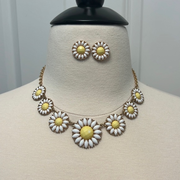 Charming Charlie | Jewelry | Daisy Necklace And Earring Set From ...